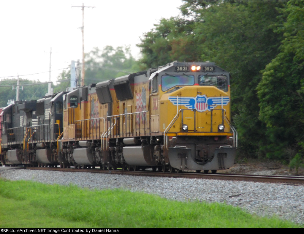 UP 3821 leads another SD70M and two horses on NS 16Z